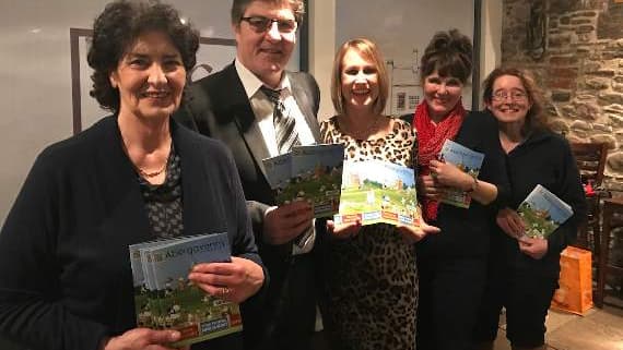 Cartoonist Mumph speaks to members of ADTA at social evening ...