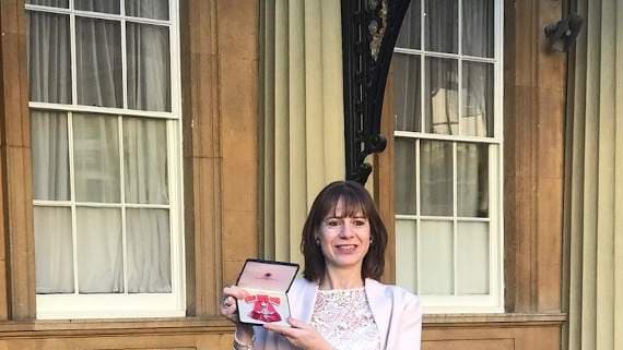 Former KHS pupil Dawn picks up her MBE from Prince Charles ...