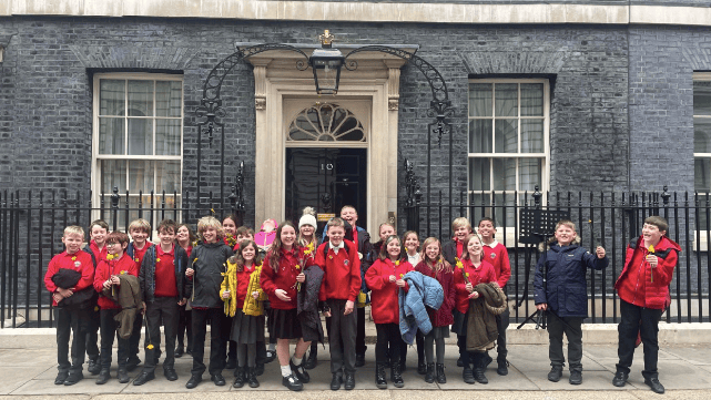 VIDEO: Ysgol Gymraeg y Fenni go to Downing Street ...