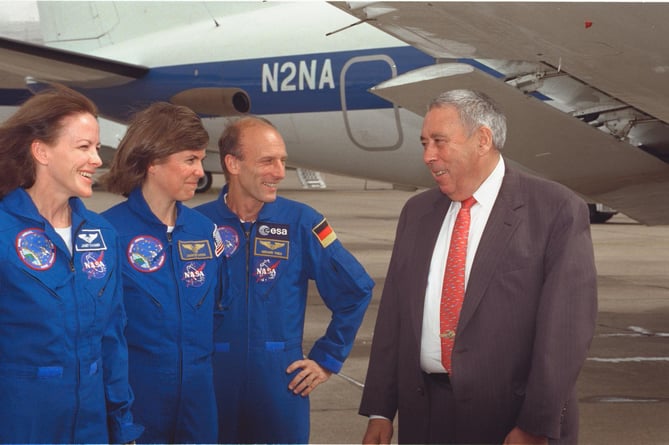 Tributes paid to Welsh-American giant of space flight ...
