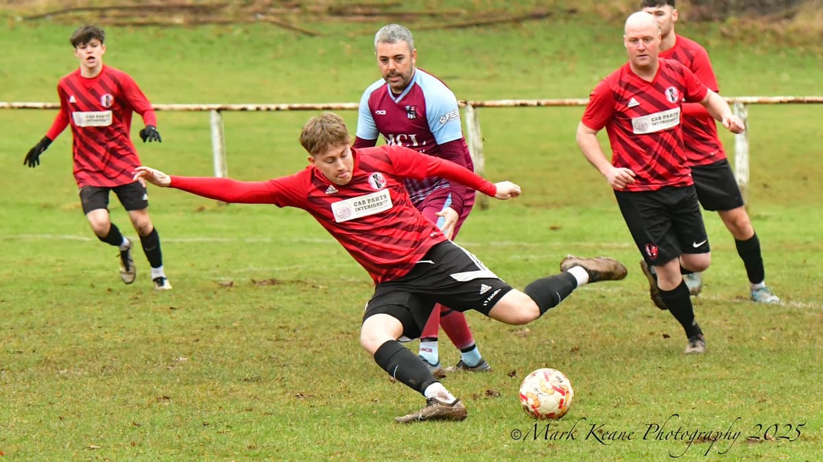 Mawr make merry, as Crick hold leaders | abergavennychronicle.com