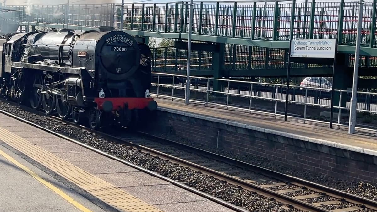 VIDEO: Steam locomotive 7000 Britannia at Severn Tunnel Junction ...