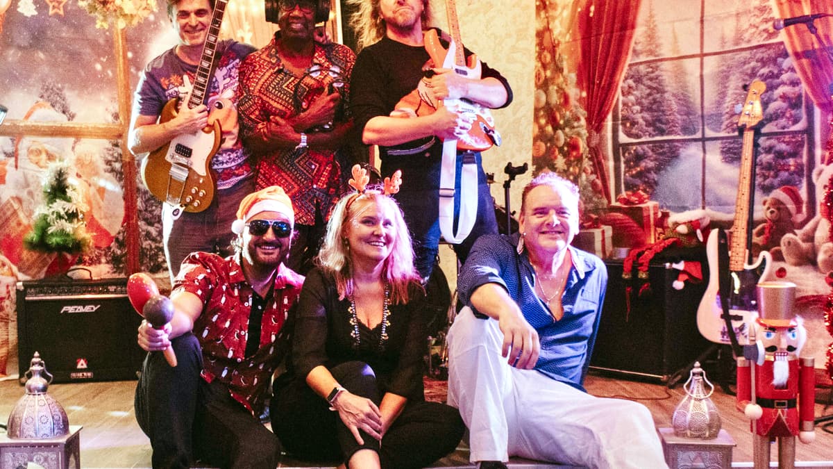 Nick and Katy Xmas charity single hits Top 20 with Wham Last Christmas ...