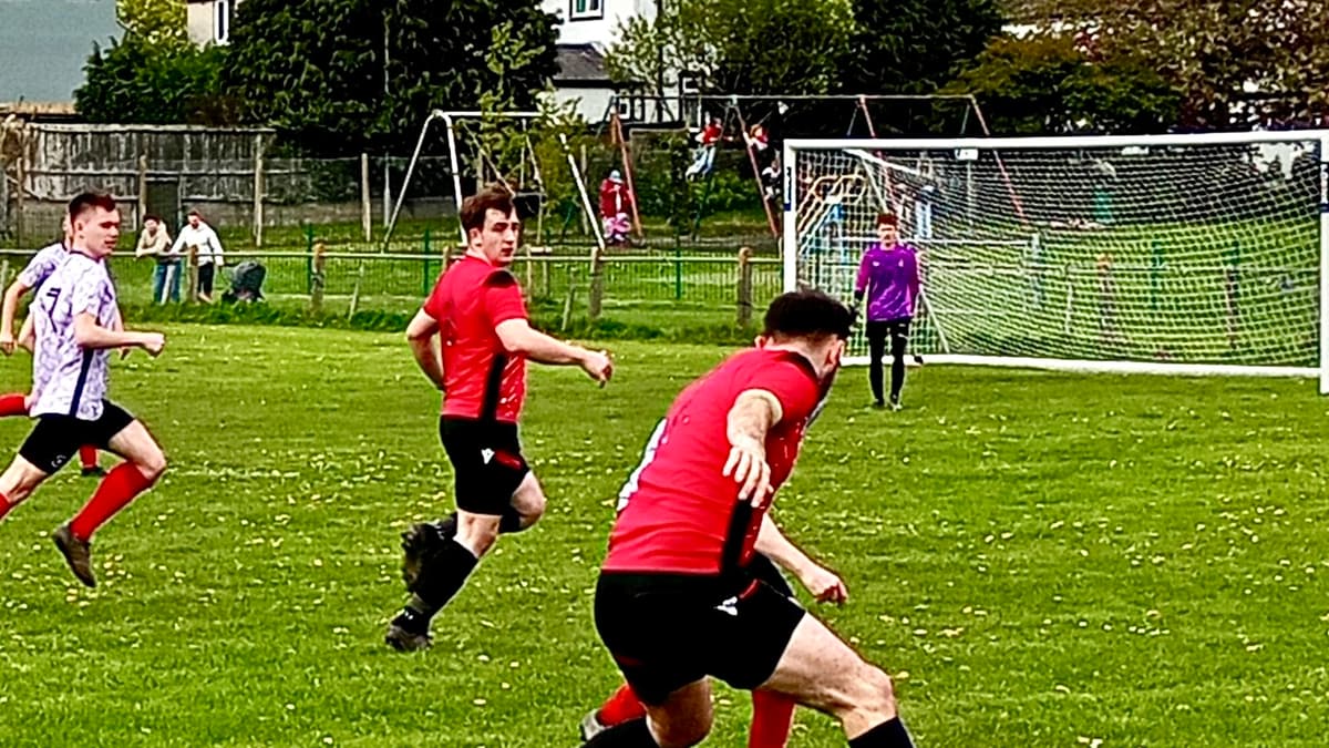 Evans above as high-flying Glo pip 10-man Mardy | abergavennychronicle.com